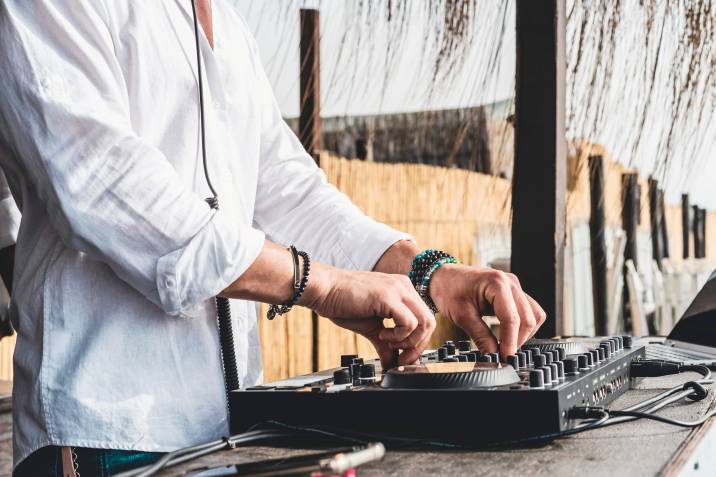 How Much Is It to Hire a DJ? | Airtasker AU