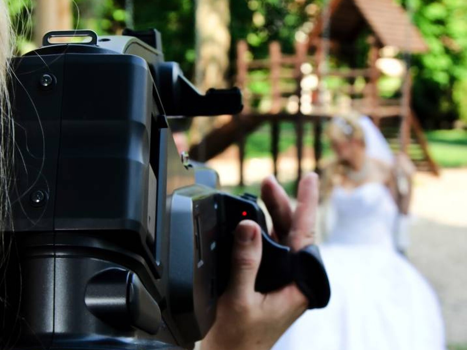 What is a wedding videographer | Beachweddingtips.com