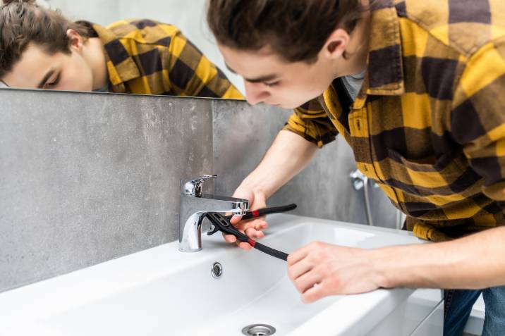 How to Fix a Leaking Tap | Airtasker UK