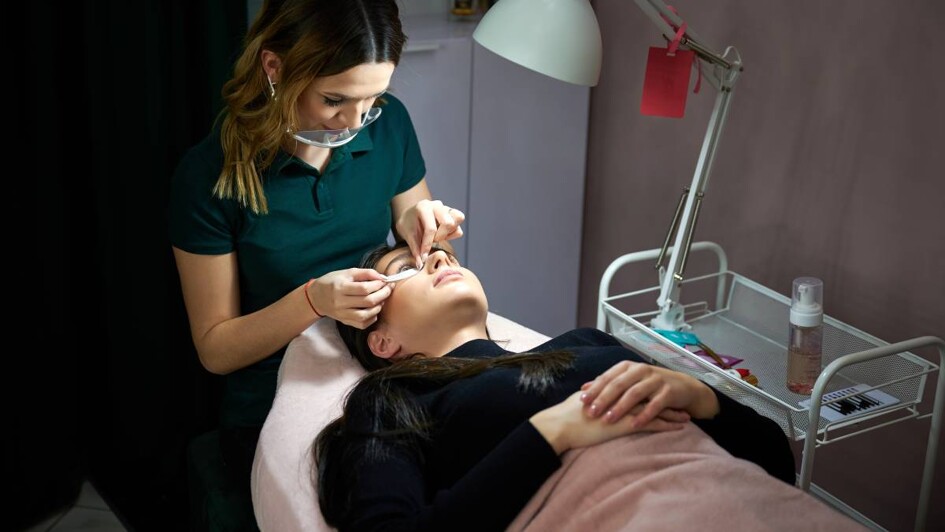 How much do eyelash extensions cost? | Airtasker UK